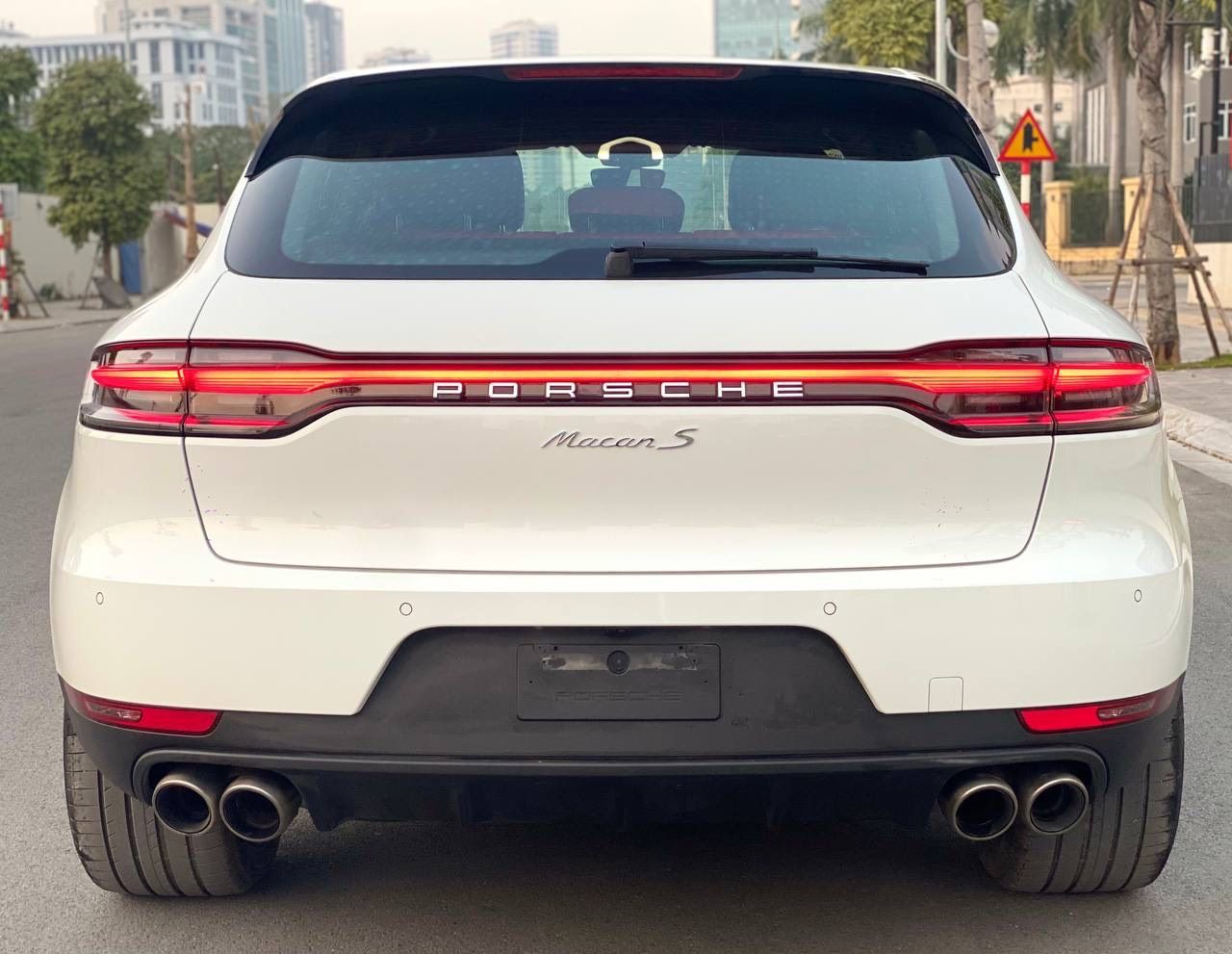 Porsche Macan 2021 - Màu trắng, nội thất hai màu đỏ, đen (Bordeaux). Tên công ty, xuất hoá đơn cao
