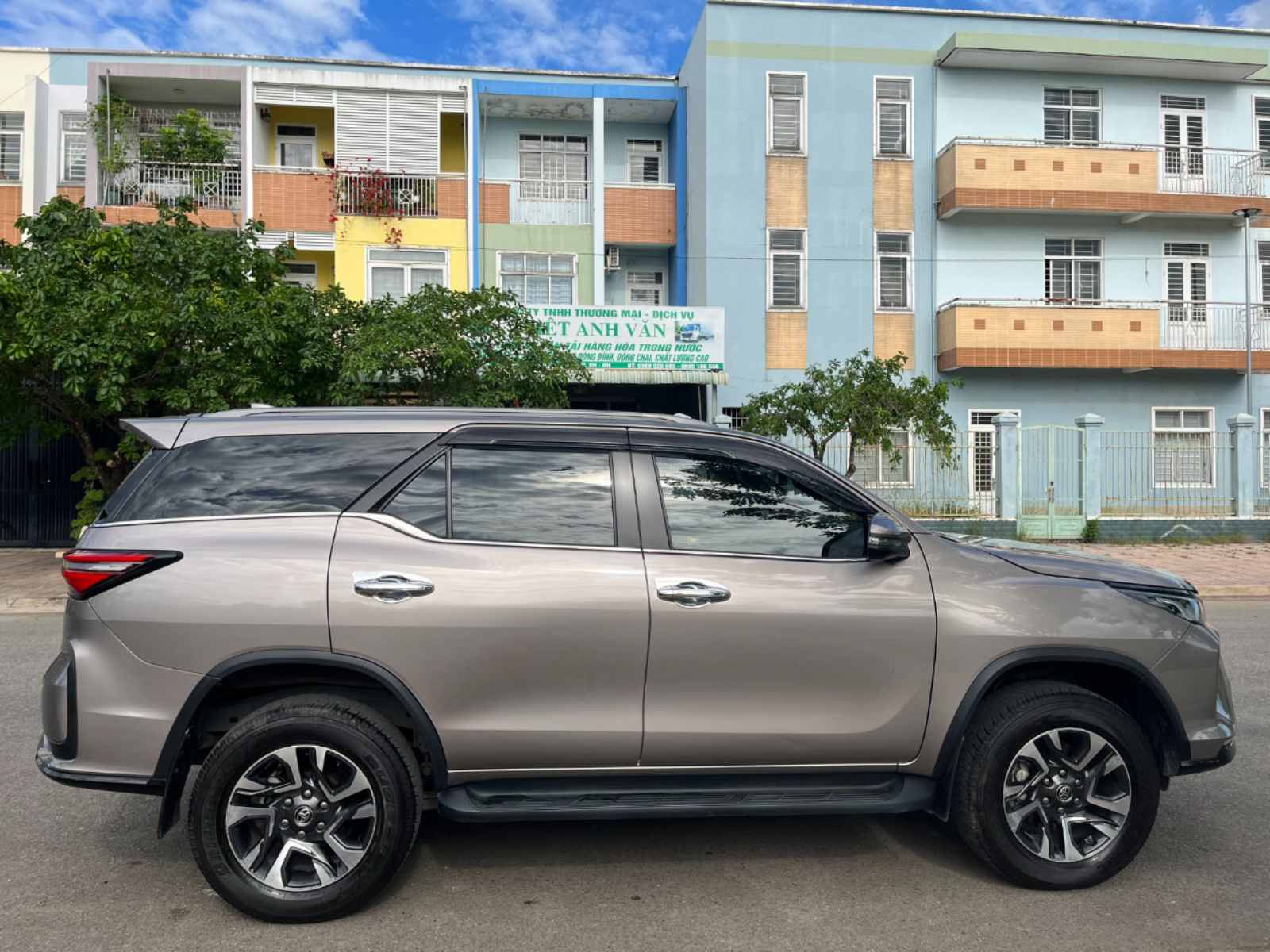 Toyota Fortuner 2021 - máy dầu, 1 cầu, số tự động, màu đồng, xe công ty ...